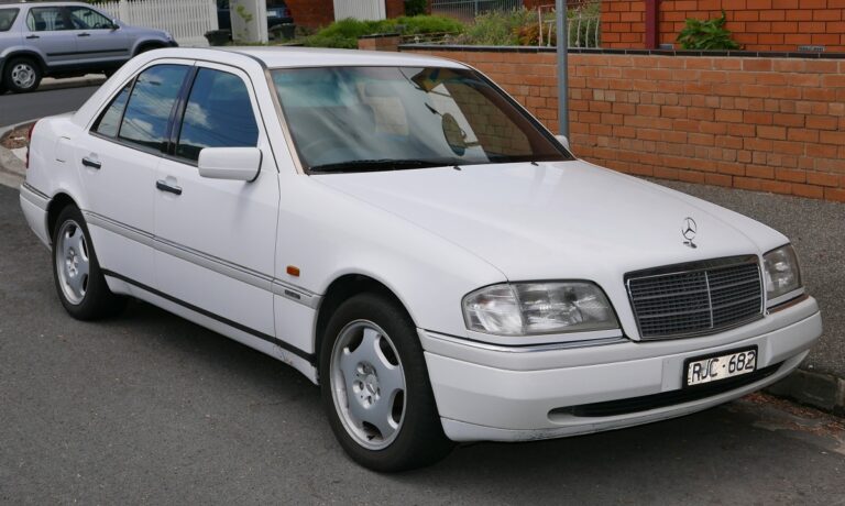 5 Tips Perawatan Mobil Mercy Bekas Agar Tidak Mahal - DokterMobil.com